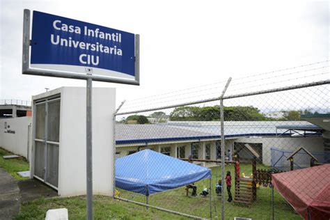 Tres Funcionarias Despedidas De La Casa Infantil Universitaria De La