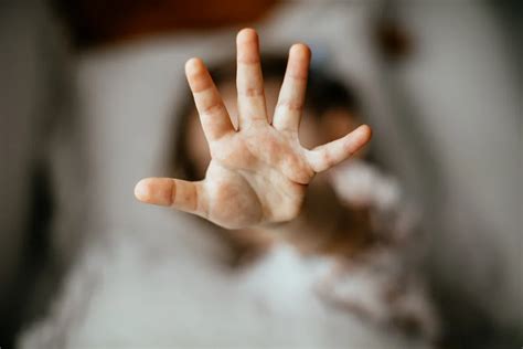 Criança filmou o próprio estupro para provar para a mãe que sofria