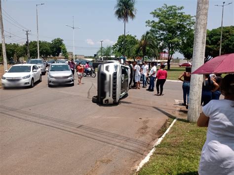 Professora sai ilesa de carro que tombou em rotatória no centro de