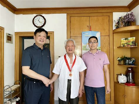 光荣在党50年 初心如磐跟党走 局领导为老党员颁发光荣在党50年纪念章