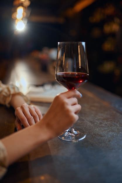 Mujer Con Copa De Vino Tinto Sentado En El Mostrador De Bar Una