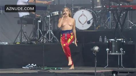 Tove Lo Topless Singer Flashes Her Tits On Stage At Llapalooza In