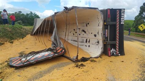 Carreta bitrem tomba em Guaraniaçu carga é saqueada por populares