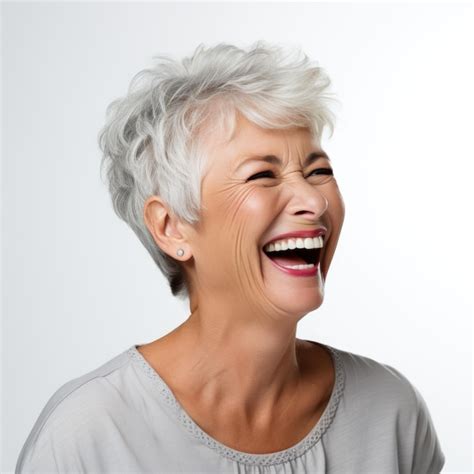 Retrato de uma linda mulher idosa modelo sênior cabelos grisalhos