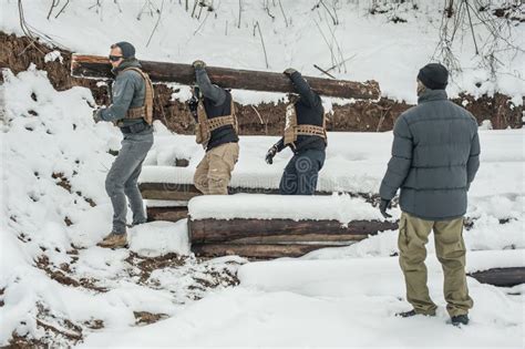 Nstructor Y Los Soldados Del Ej Rcito Tienen Entrenamiento Con Madera