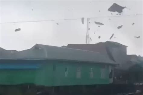 Angin Puting Beliung Terjang Pemukiman Warga Di Tanjung Aru