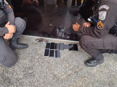PM prende assaltantes e recupera 10 celulares após roubo a ônibus na