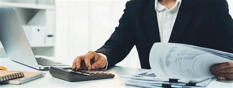 El Contable Corporativo Utiliza Una Calculadora Para Calcular Y
