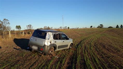 Adolescente morre e duas pessoas ficam feridas após carro capotar na