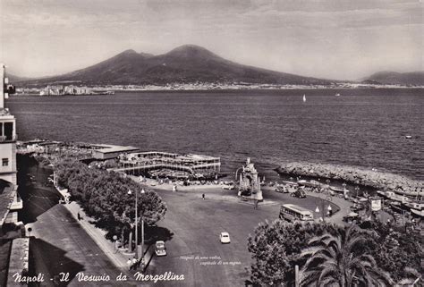 Napoli Panoramica Da Mergellina Con La Fontana Del Sebeto In Largo