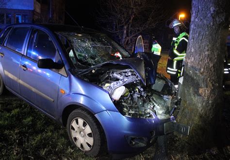 Hohenhameln Unfall Am Sonntagabend Autofahrer Kracht Gegen Baum