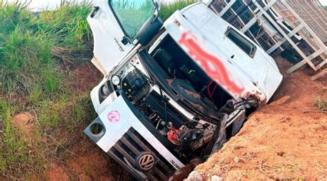 Caminhoneiro fica preso às ferragens após acidente na MT 140 em Sinop