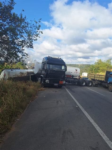 Carreta que transportava óleo diesel tomba na BR 101 em Teotônio Vilela