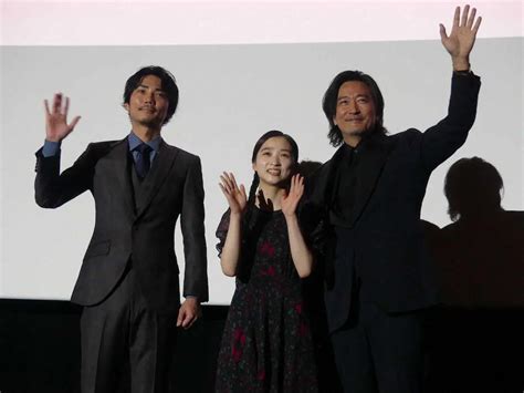 映画世界の終わりからの完成披露試写会であいさつする毎隈克哉伊東蒼紀里谷和明監督左から スポニチ Sponichi Annex 芸能