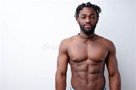 Hombre Fuerte De Color Negro Con Torso Muscular Desnudo Aislado En