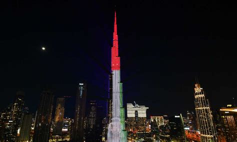 Dubai il grattacielo più alto del mondo con i colori del Milan VIDEO