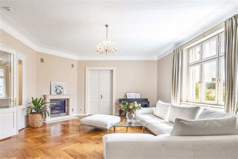 5 Zimmer Altbauwohnung Mit Kamin Und 3 Balkonen In Schwabing