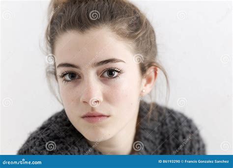 Primer De La Mujer Joven Con La Cara Seria Foto De Archivo Imagen De