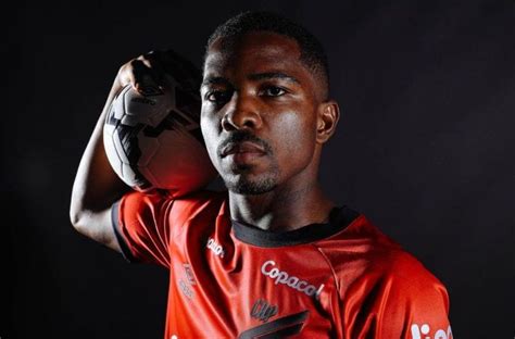 Athletico apresenta o primeiro reforço para a zaga na temporada