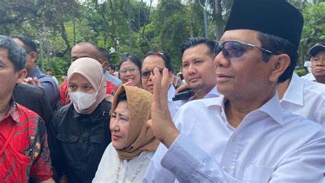 Bacawapres Mahfud Tiba Di Tugu Proklamasi Massa Menyambut Nasional