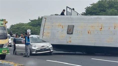 Hendak Jemput Anak Di Bandara Juanda Mobil Berisi Satu Keluarga