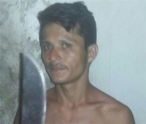 Homem ameaça moradores terçado após invadir casa para roubar em