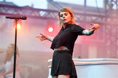Coeur de Pirate nue sur Instagram pour annoncer sa tournée Purepeople