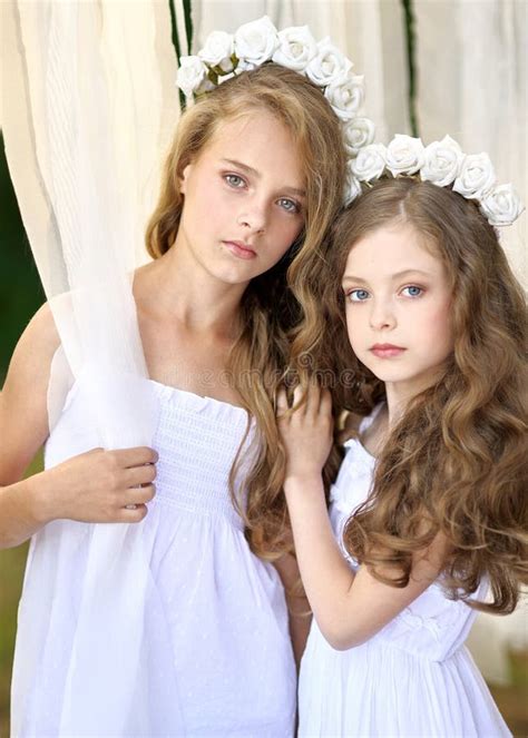 22 724 Photos De Portrait De Deux Amies De Petites Filles Photos De
