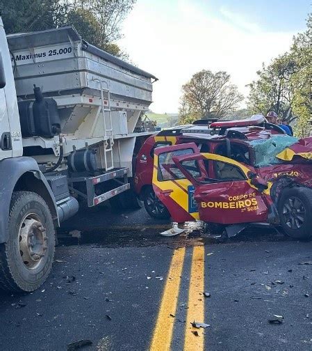 Grave acidente envolve caminhão e veículo do Corpo de Bombeiros no PR