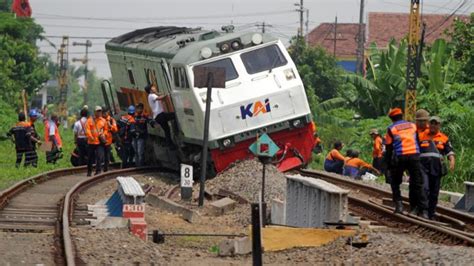 KA Pandalungan Anjlok Di Stasiun Tanggulangin Sidoarjo Foto Tempo Co
