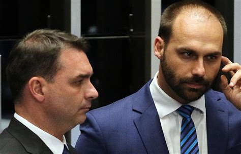 Fl Vio E Eduardo Filhos De Bolsonaro Pedem Cidadania Na Embaixada Da