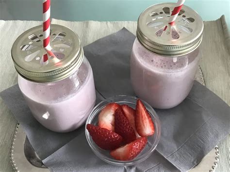 Veganer Cashew Erdbeer Milchshake