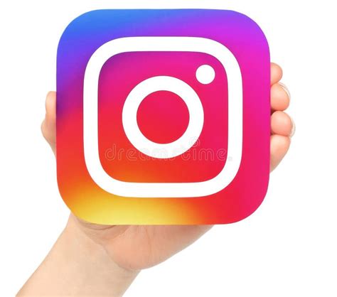 La Mano Lleva A Cabo El Icono De Instagram En El Fondo Blanco Imagen