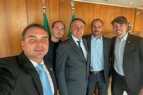 Bolsonaro E Filhos Anunciam Live Para Articular Base E Preparar
