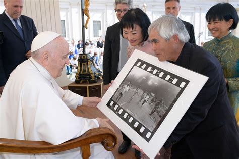Papa Francisc a primit una dintre cele mai tulburătoare fotografii din