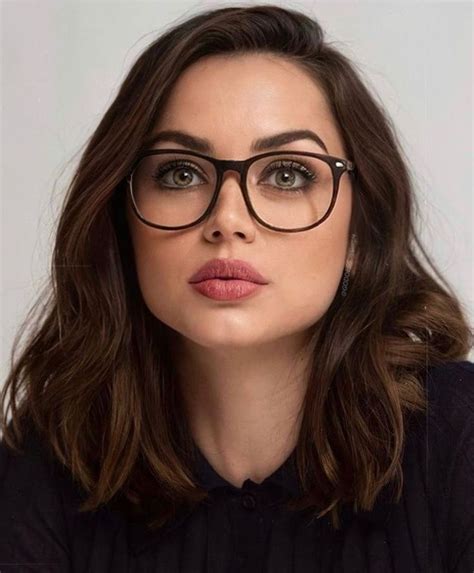 Guía para Elegir Lentes Ideales para Rostros Redondos in 2024 Brown