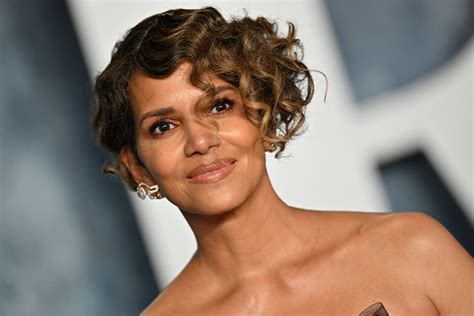 Halle Berry posa desnuda en un balcón mientras bebe vino en nueva foto