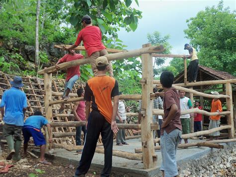 Warta Paranggupito Tradisi Sambatan Gotong Royong