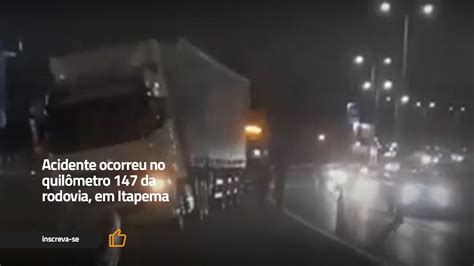 Caminhão colide contra mureta de proteção e provoca filas na rodovia BR