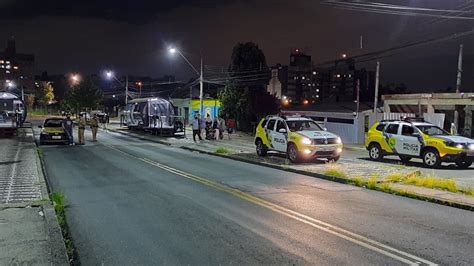 Moradores ateiam fogo e bloqueiam vias em protesto após morte de jovem