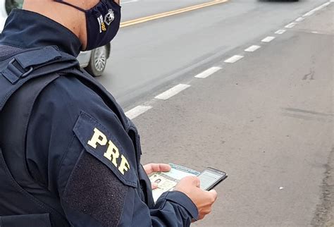 Areia Branca SE PRF Flagra Motorista Dirigindo CNH Suspensa