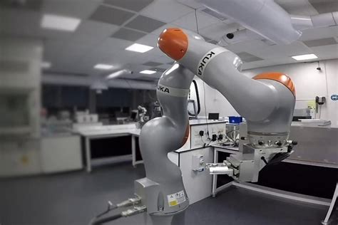 Este brazo robótico para hacer experimentos químicos desde casa