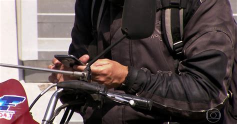 Jornal Hoje Usar celular na direção é terceira causa de mortes no