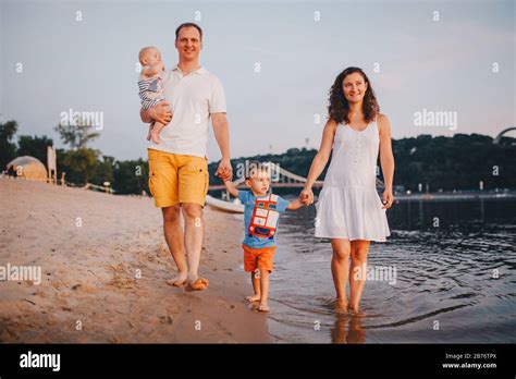 Familienurlaub im Sommer Junge kaukasier Familie Fuß barfuss