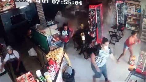 Vídeo mostra momento em que carreta desgovernada invade padaria