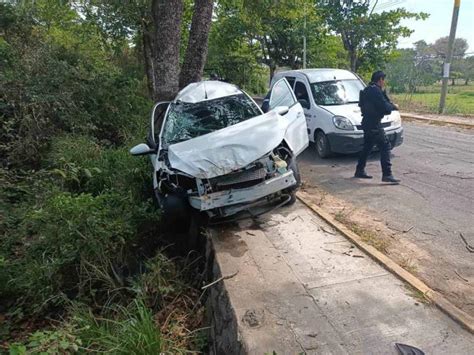 Conductor pierde el control de su camioneta y se estrella contra árbol