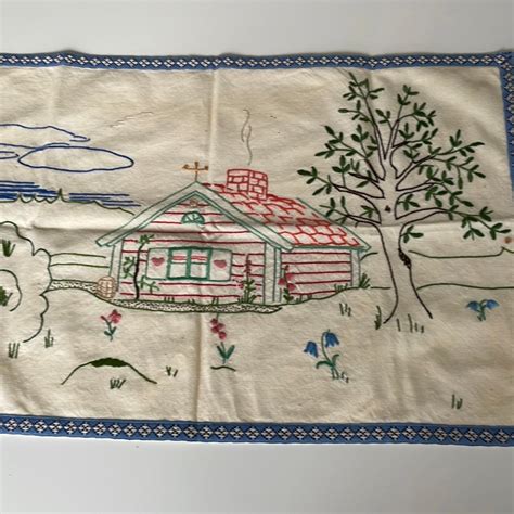Se produkter som liknar Broderad bonad med blått kant på Tradera