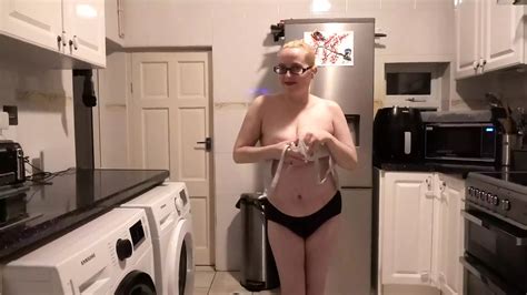 부엌에서 알몸으로 벗는 마누라 xHamster
