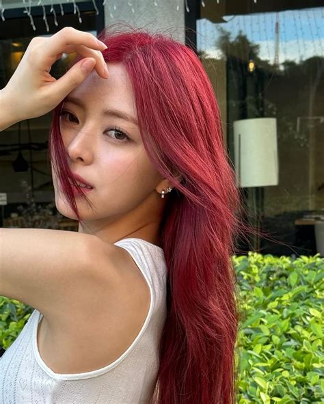 Itzy S Yuna Flaunts Her Unreal Waist To Hip Ratio In Low Rise Jeans