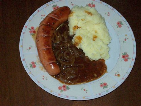 Bratwurst mit Zwiebel Bier Soße von Bienenköchin Chefkoch de